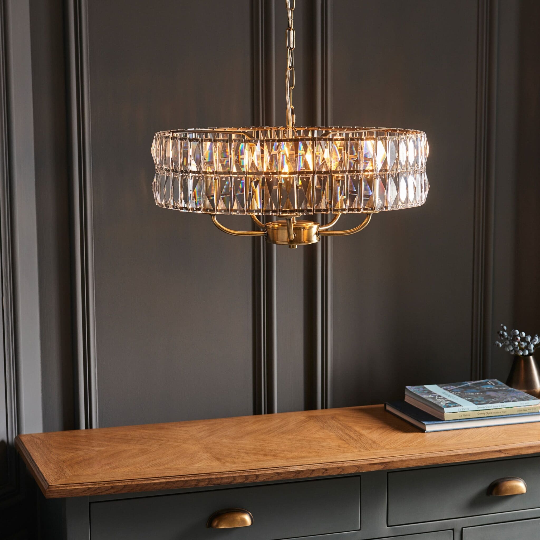 Clifton, klassisk 5 armet taklampe i glass og antikk messing - Art of Home