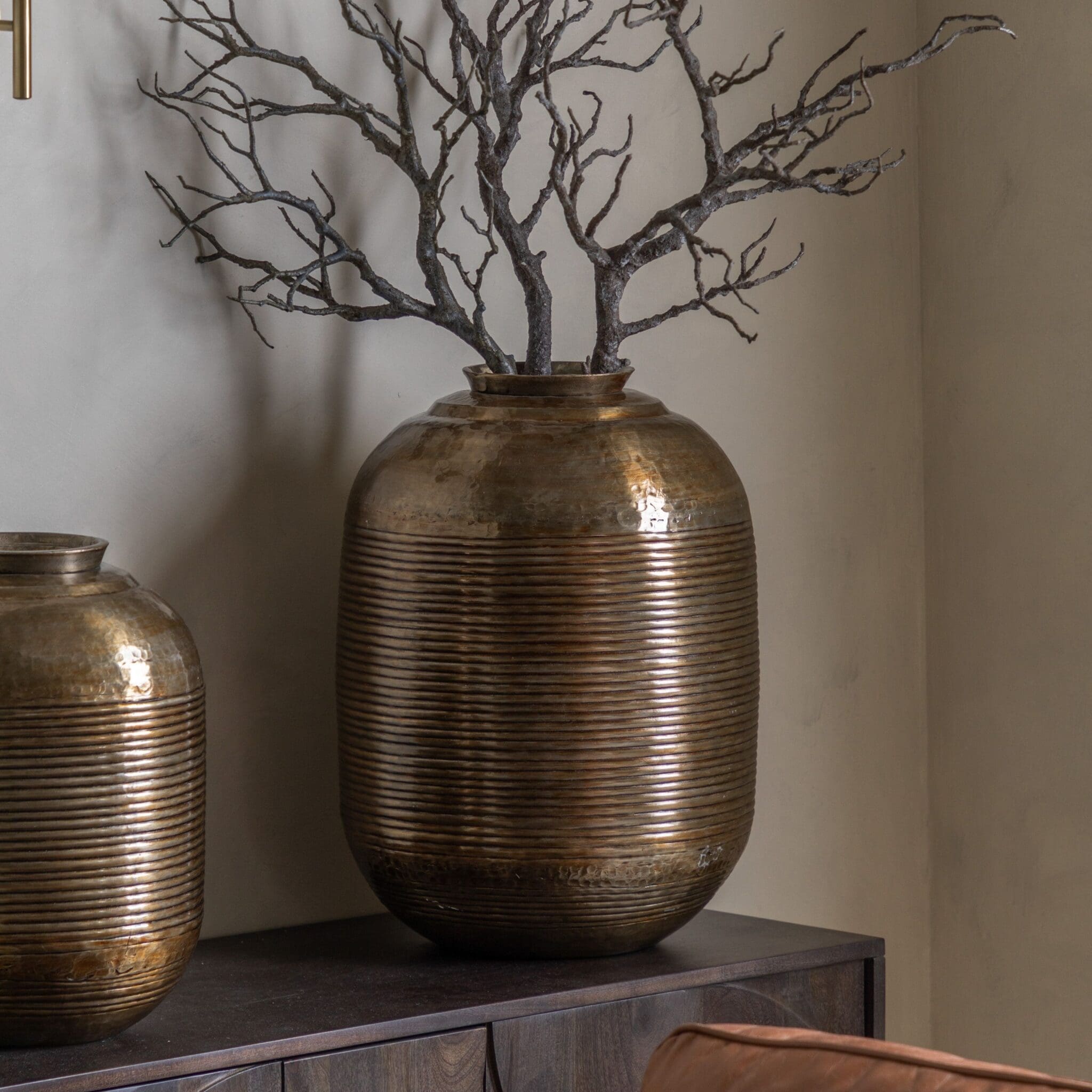 høy rustikk vase i messing: Kasai - Art of Home